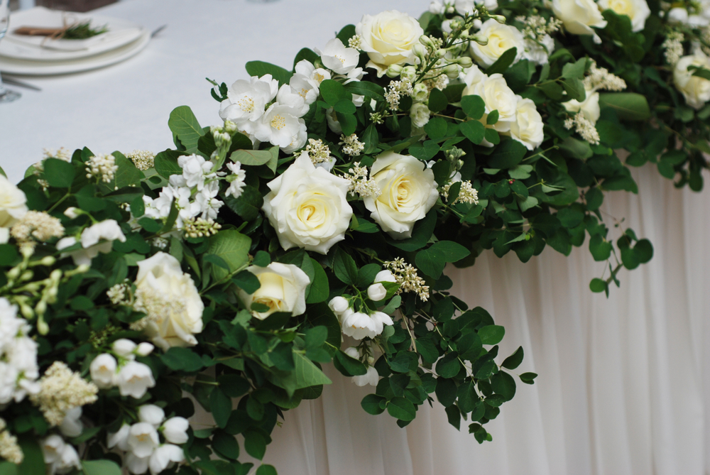 How to Create Table Runners with Greenery and Fresh Flowers - Cascade ...